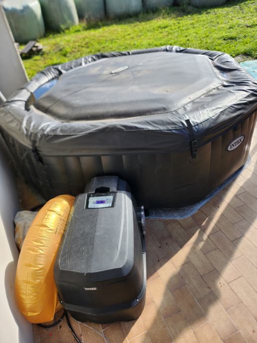 Jacuzzi INTEX Pure-Spa Bubble & Jet - velik