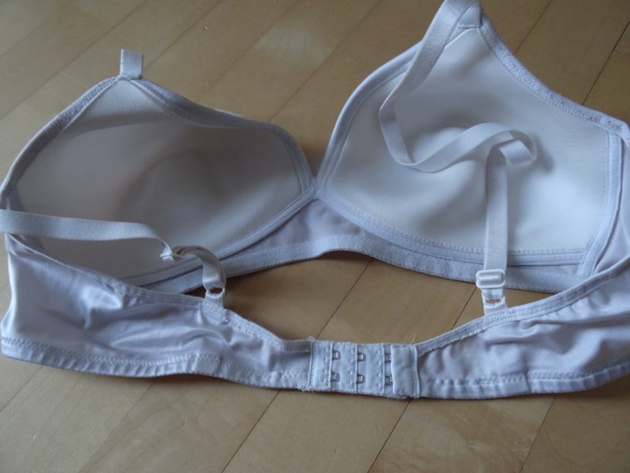 Modrček TRIUMPH, št. 90B, brez kosti, bel, mehke košarice