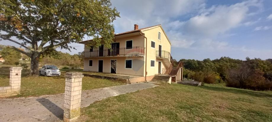 Istra, blizu Vodnjana, Juršići, velika hiša v majhni mirni vasici (prodaja)