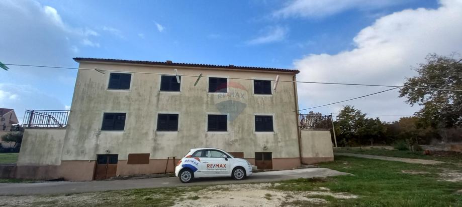 Istra, blizu Vodnjana, Juršići, velika hiša v majhni mirni vasici (prodaja)