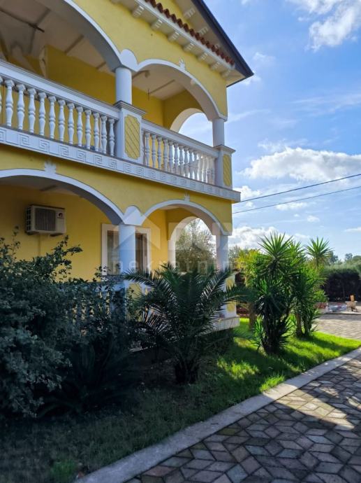 ISTRA, UMAG Slikovita hiša s 4 apartmaji in bazenom! (prodaja)