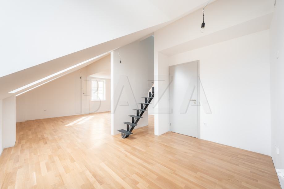 Prodaja, stanovanje, 3-sobno: LOGATEC, 130.5 m2 (prodaja)