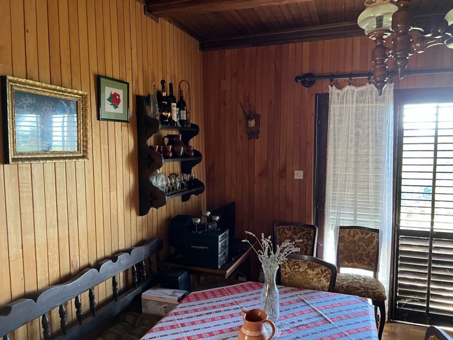 Prodam vikend, klet, 1000 trsov, kompleten kletni inventar.