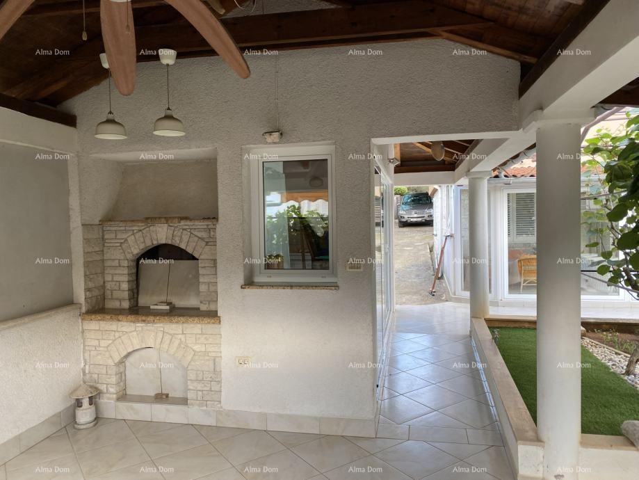 Pula – Hiša z dvema stanovanjski enotama, 50 m od morja (prodaja)