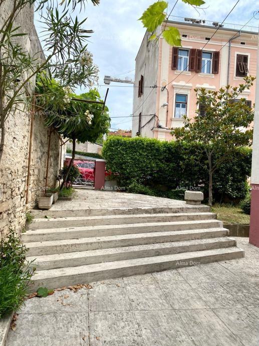 Pulj! Polovica hiše z garažo in dvoriščem v centru (prodaja)