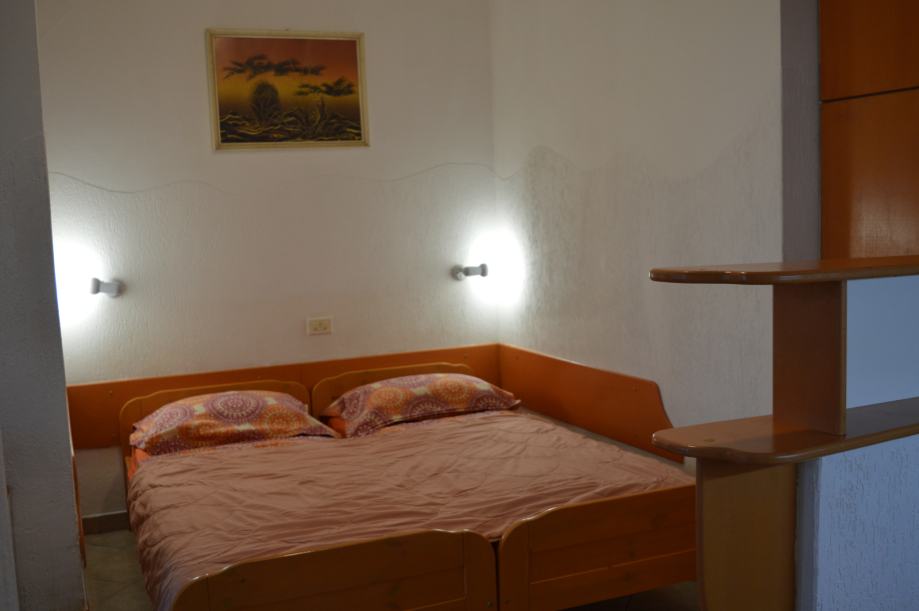 Stanovanje za 1-2 osebi v stanovanjski hiši v Žusterni oddamo (oddaja)