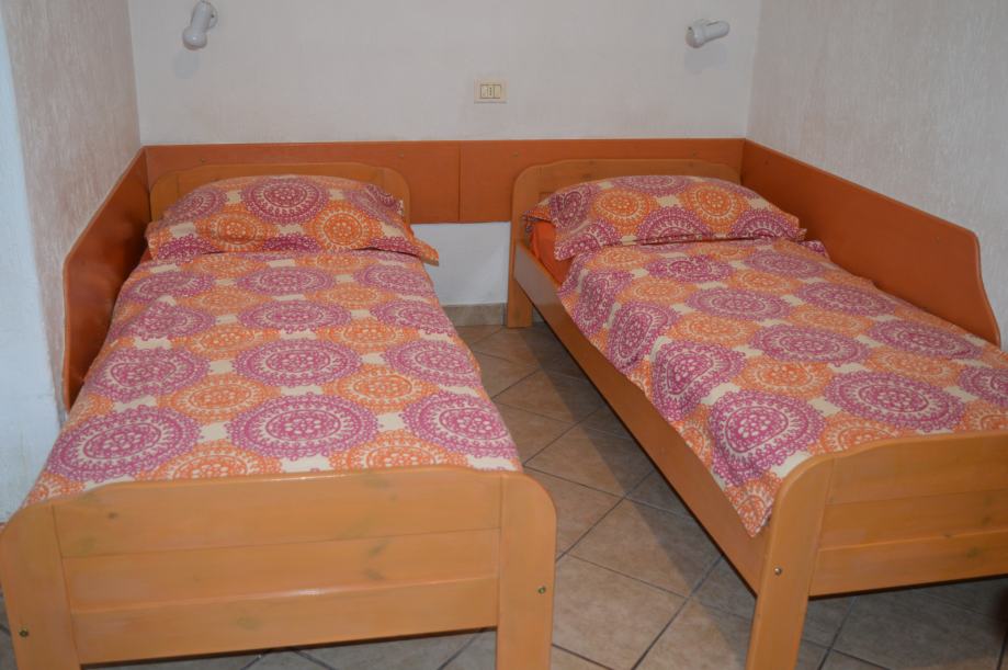 Stanovanje za 1-2 osebi v stanovanjski hiši v Žusterni oddamo (oddaja)