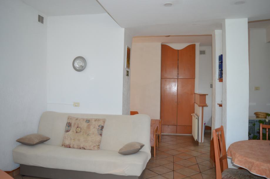 Stanovanje za 1-2 osebi v stanovanjski hiši v Žusterni oddamo (oddaja)