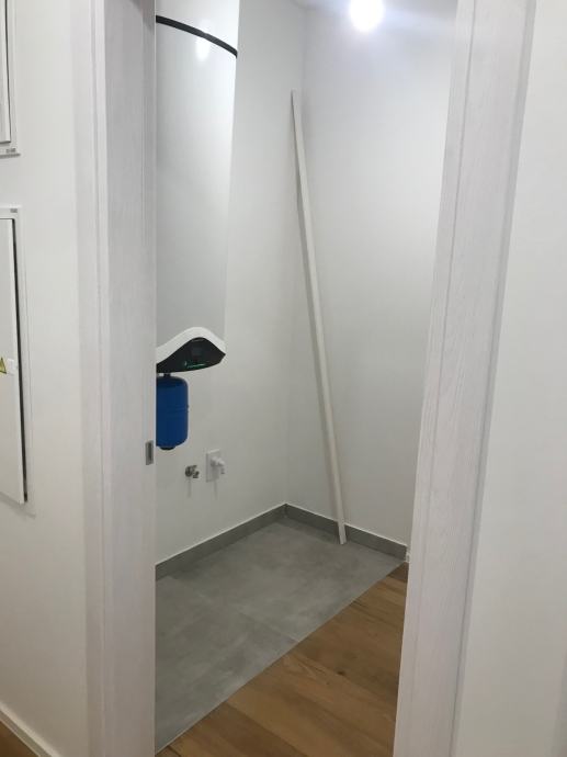 Svetla garsonjera v objektu Solis s čudovito teraso - Koper (prodaja)