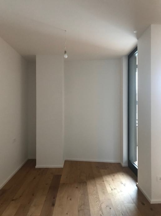Svetla garsonjera v objektu Solis s čudovito teraso - Koper (prodaja)