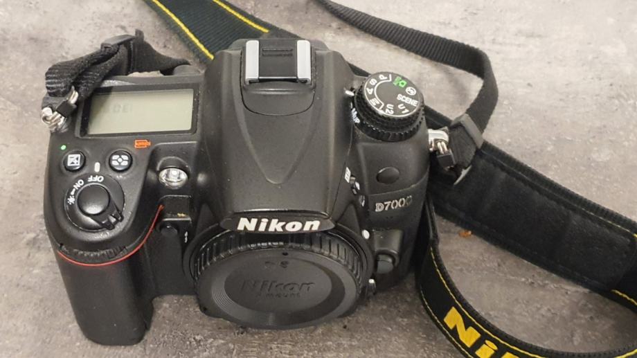 Nikon D7000 in grip