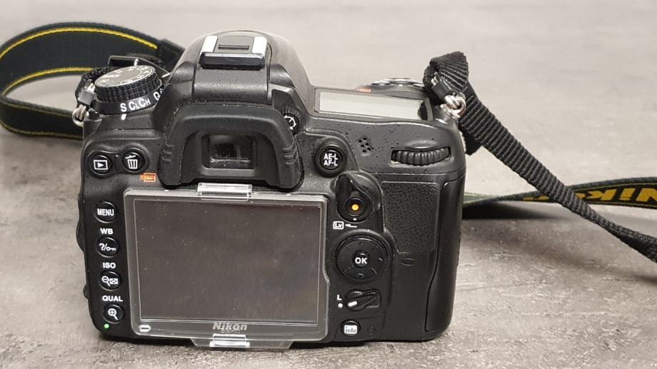 Nikon D7000 in grip