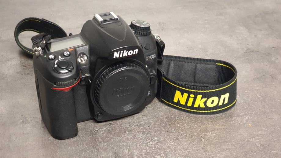 Nikon D7000 in grip