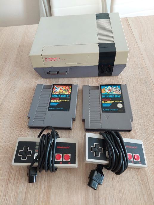 Nintendo NES + 2 Igri