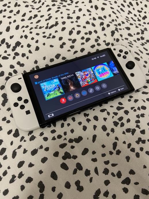 Nintendo Switch OLED + 3 Igrice