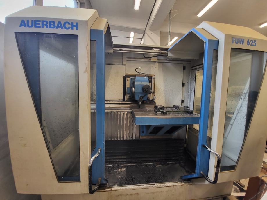 Cnc rezkalni stroj