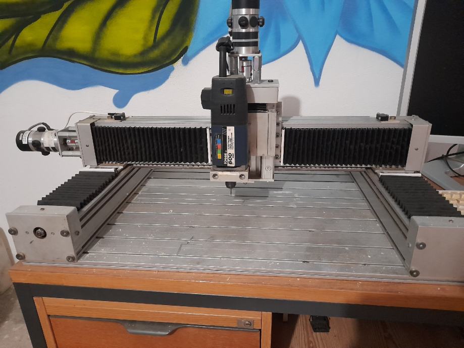 Namizni CNC rezkar