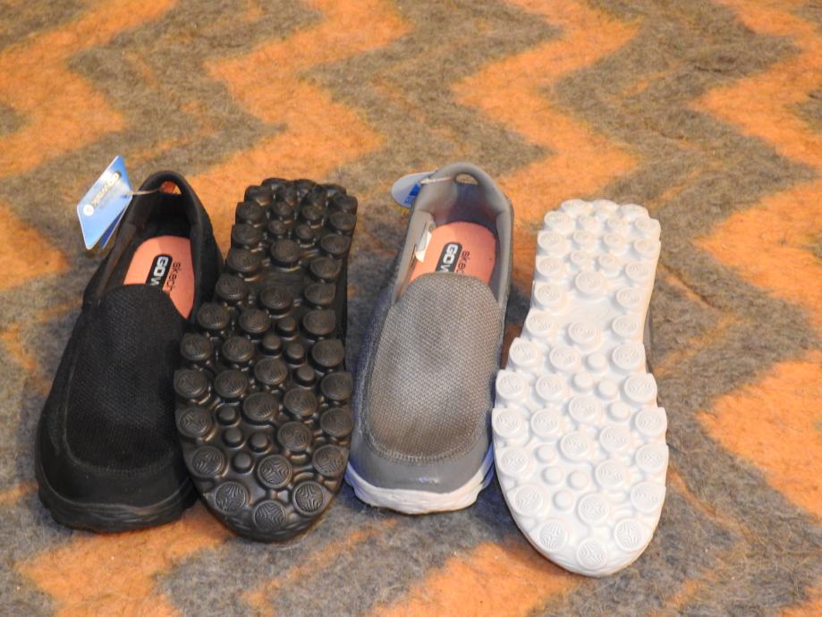 Zelo lahki čevlji s spominsko peno Skechers