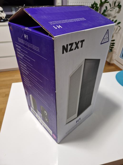 NZXT H1 V1 ohišje - vgrajen 650W napajalnik in 140mm AIO