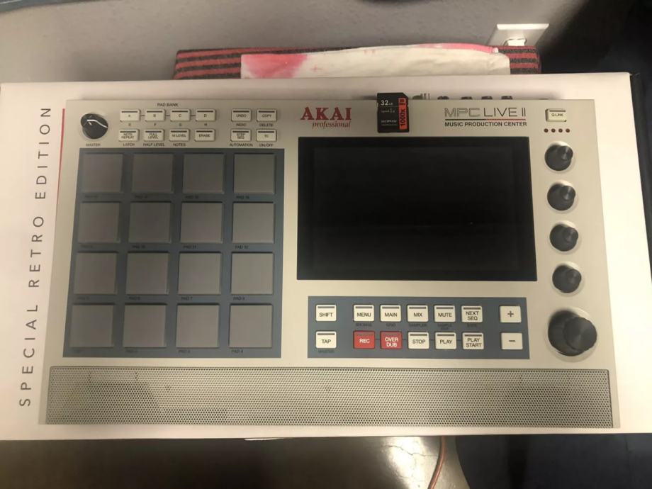 akai mpc live 2 retro edition plus limited z 32 gb pomnilniško kartico
