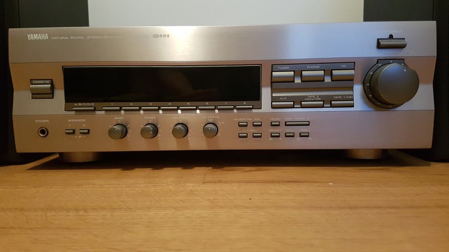 Stereo receiver Yamaha RX-498 in zvočniki B&W DM 303