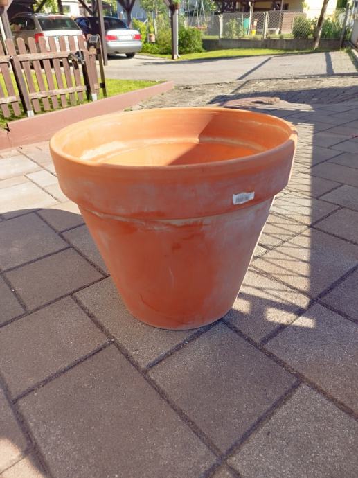 Velik glineni lonec za rastline