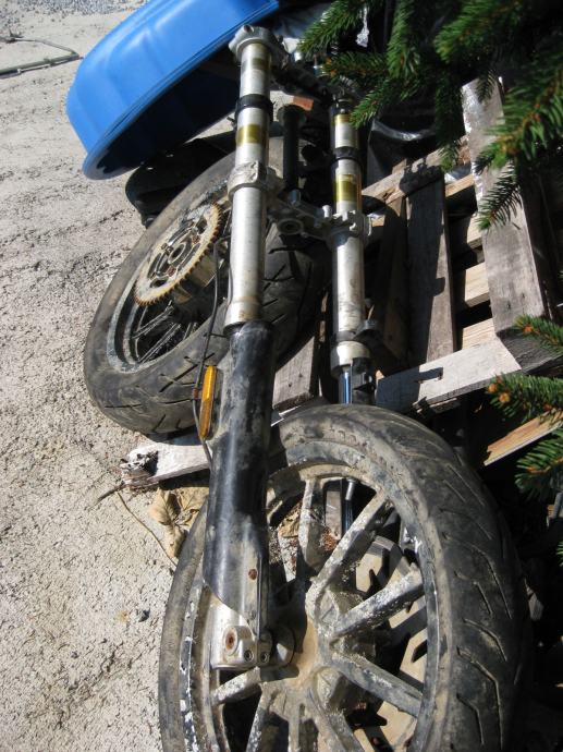 Sprednje vilice za motor, cena 200 EUR, tel: 070 222370.