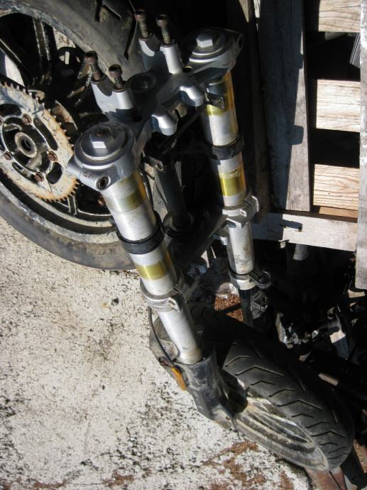Sprednje vilice za motor, cena 200 EUR, tel: 070 222370.