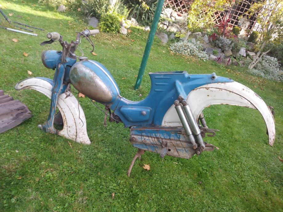 Tomos T-12 deli: rezervoarji, nožni ščit., sirene .. glej slike