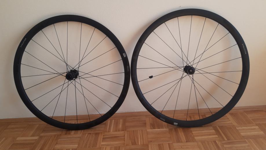 Obroči za cestno kolo Newmen