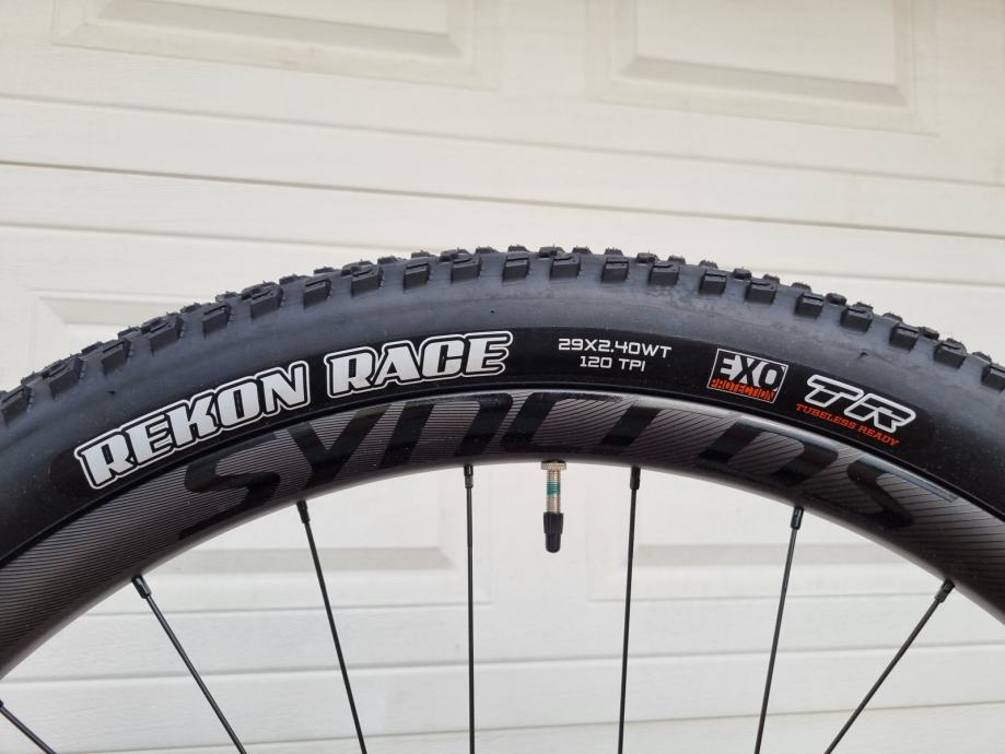 Syncros Silverton 1.0 Carbon 30mm širina,2022, DT Swiss 370 nabe,boost