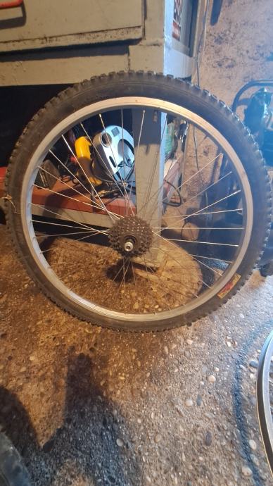 Zadnje kolo 26 col