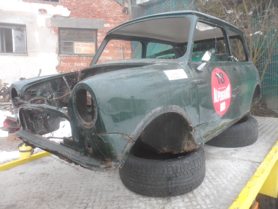 Mini Austin Moris gola karoserija 1 serije letnik 59 in čist nov motor