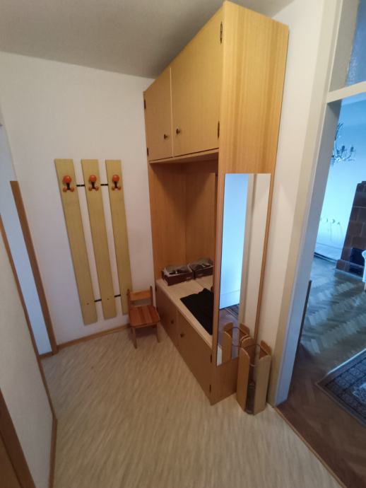 Omare, postelja, predsoba , dnevna omara,miza , stoli