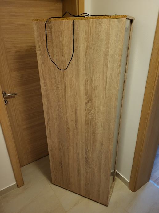 Razstavna steklena vitrina z lučko