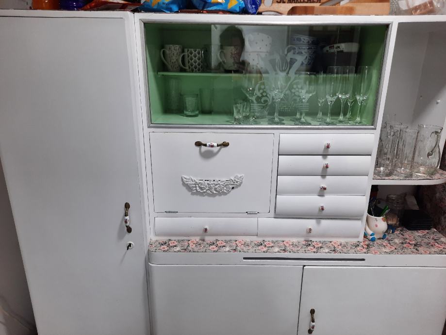 retro obnovljena kredenca