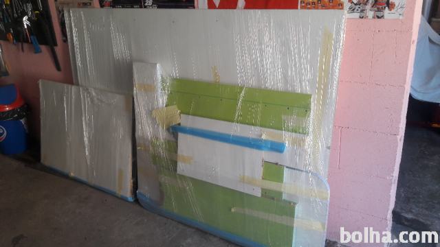 Leseni pult z omarami