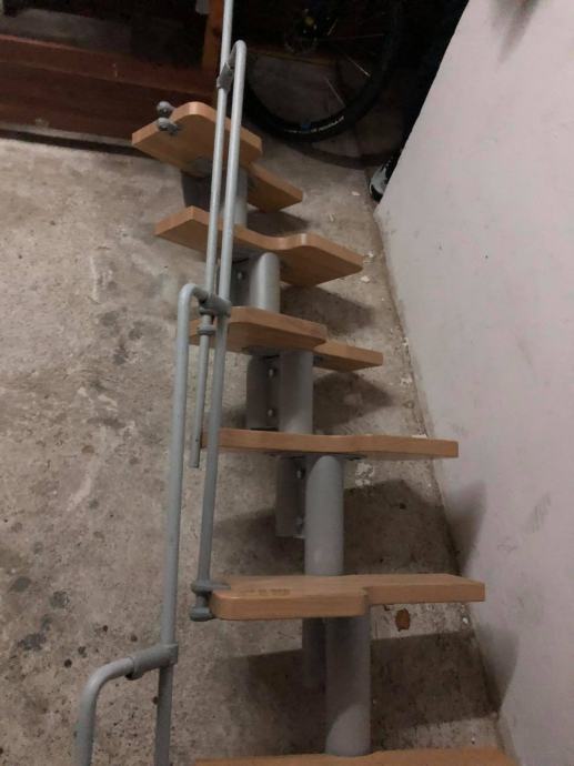 Prodajam lesene zavite stopnice