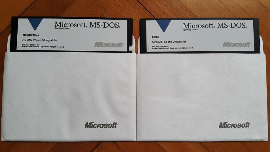 Kompleten retail vintage operacijski sistem MS-DOS, različice 4.01