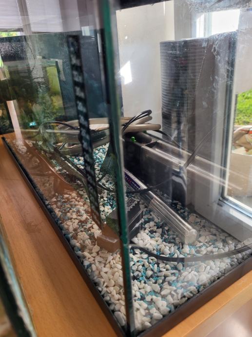 Akvarij za ribice z opremo