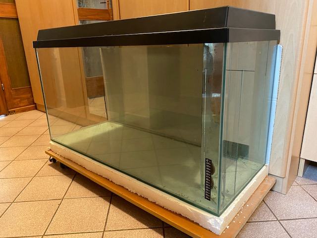 Prodam akvarij 200L