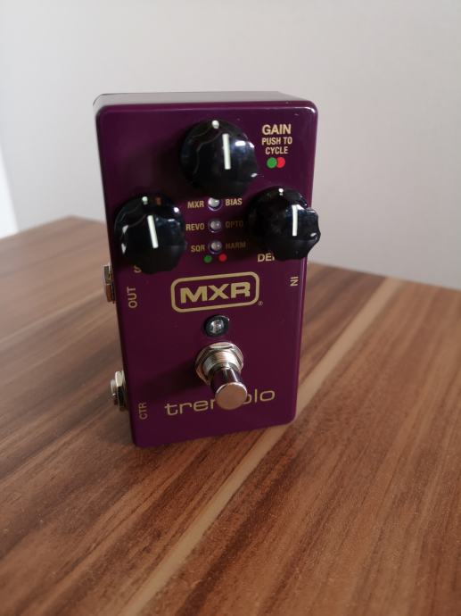 EHX Looper, Nano POG, JHS Kilt, MXR Tremolo