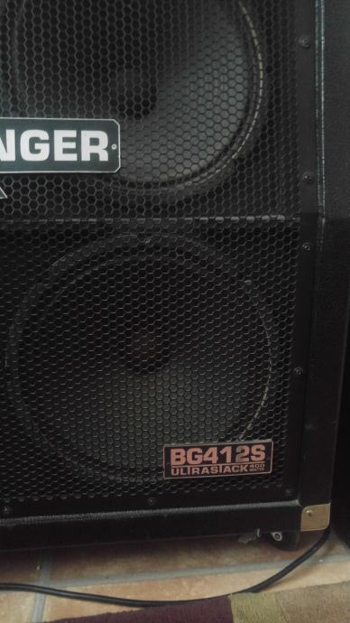 Zvočnik Behringer 4x12