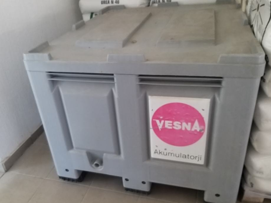 plastični zabojnik za akumulatorje (malo rabljen)