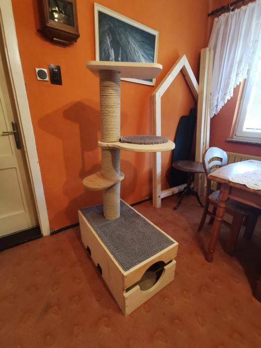 Macje drevo z omarico za pesek