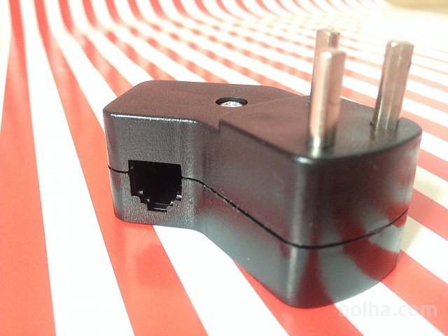 Telefonski adapter črne barve - NERABLJEN, POPOLNOMA NOV