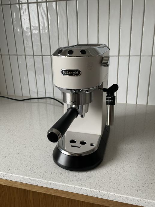 Kavni aparat Delonghi EC685.W