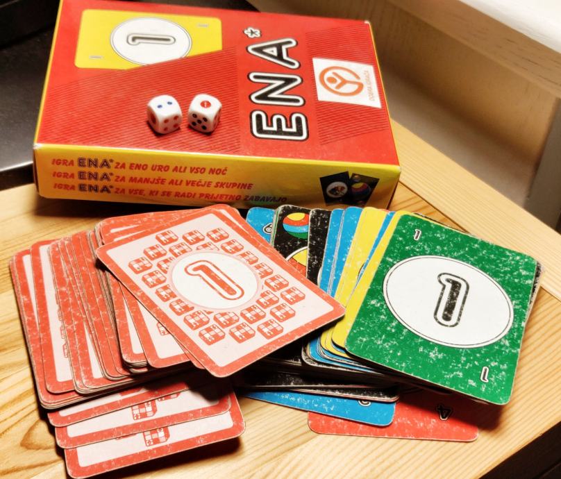 IGRALNE KARTE UNO ENA ENKA + 2 KOCKI + NAVODILA