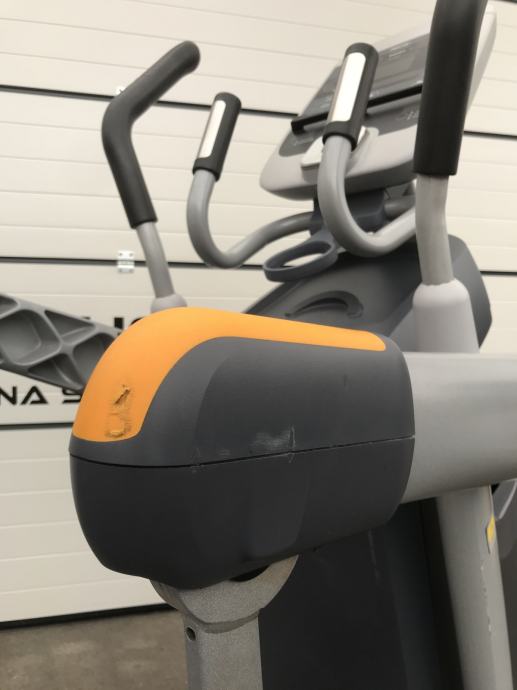 PRECOR AMT 100 - PROFESIONALNI ELIPTIK Z NASTAVLJIVIM KORAKOM
