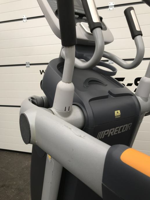 PRECOR AMT 100 - PROFESIONALNI ELIPTIK Z NASTAVLJIVIM KORAKOM